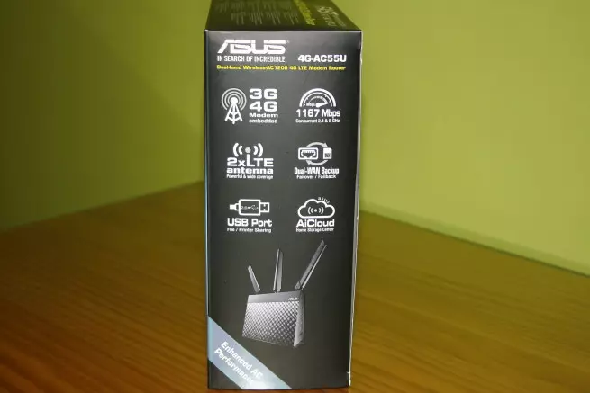 ASUS 4G-AC55U राउटर बक्सको दायाँ छेउमा