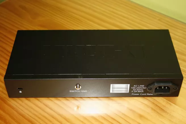 D-Link DGS-1210-10 व्यवस्थापित स्विचच्या मागे