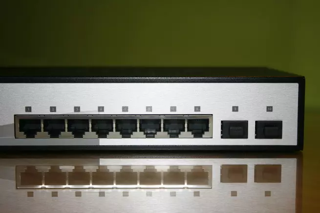 Pò Gigabit Ethernet nan switch D-Link DGS-1210-10 la