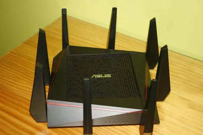 အင်တာနာ 8 ခု ချိတ်ဆက်ထားသော ASUS RT-AC5300 router ၏ မြင်ကွင်း