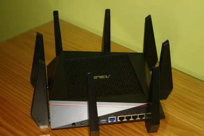 Pohľad na router ASUS RT-AC5300 s 8 pripojenými anténami