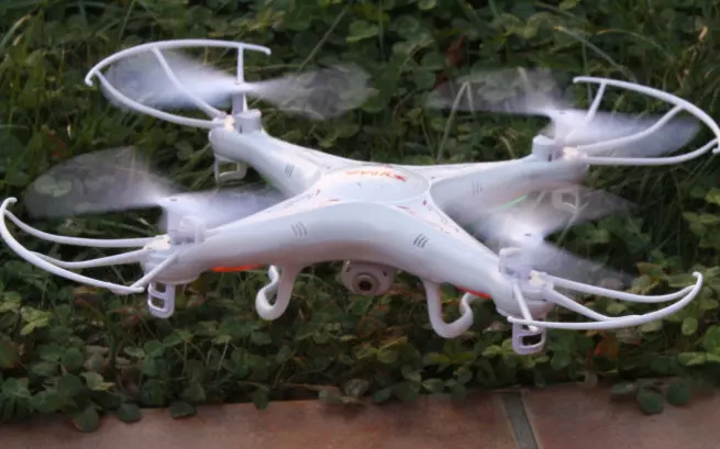 Syma X5C drone dış mekan uçuşu