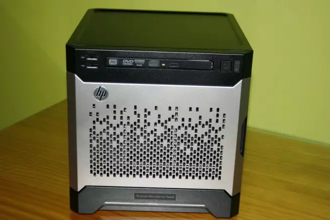 HP ProLiant MicroServer Gen8 zerbitzariaren goiko ikuspegia