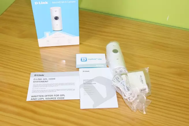 D-Link DCS-8000LH IP Camera Box Box Contents