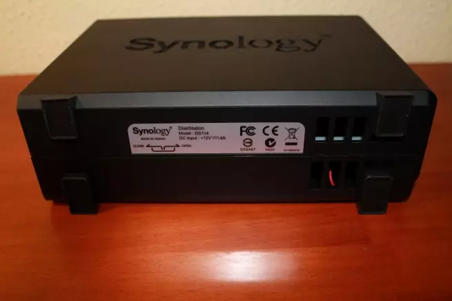 Spód serwera Synology DS114 NAS