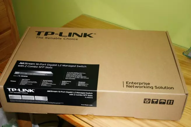 TP-LINK TL-SG3216 удирдлагатай шилжүүлэгчийн хайрцагны дээд харагдах байдал