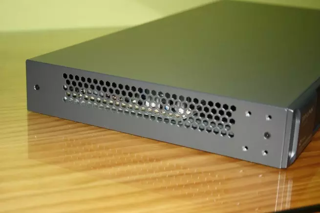 A TP-LINK TL-SG3216 bal oldali nézete