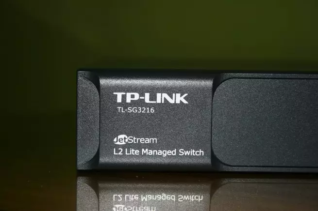 Sibona ngokuningiliziwe iswishi ephethwe i-TP-LINK TL-SG3216