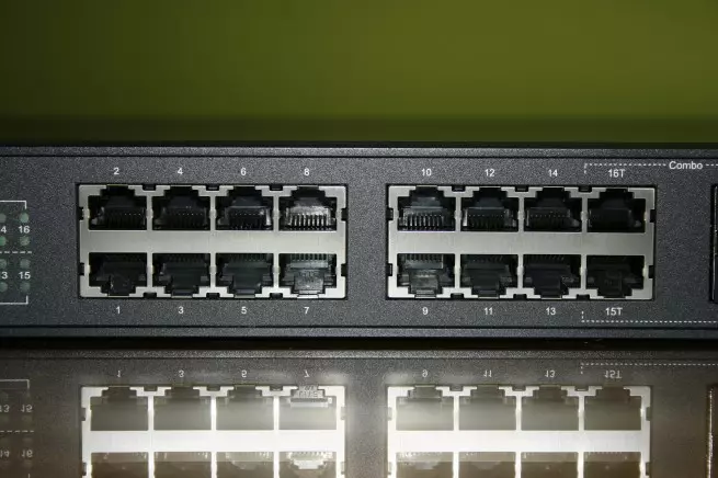 Vaʻai i le 16 Gigabit Ethernet ports o le TP-LINK TL-SG3216 ki