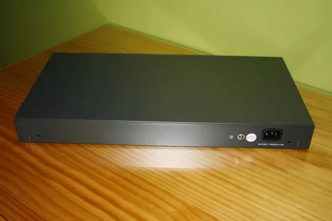 A TP-LINK TL-SG3216 kapcsoló hátulnézete