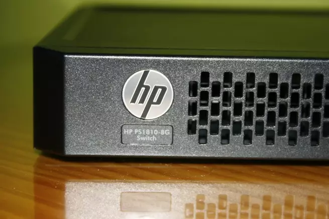 HP PS1810-8G ၏ဘယ်ဘက်အရှေ့မြင်ကွင်း