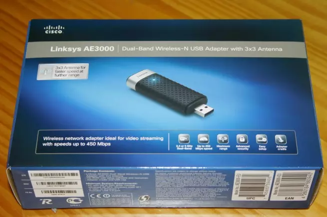 Kuyang'ana kutsogolo kwa bokosi la Cisco Linksys AE3000