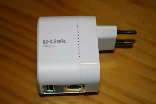 Hitantsika avy amin'ny sisiny ny router D-Link DIR-505