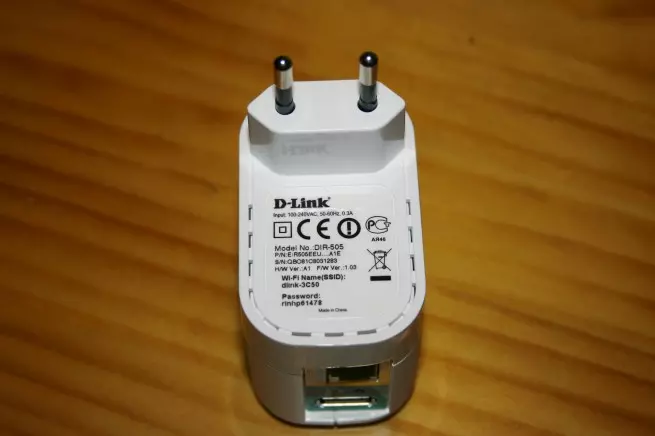 Una altra vista del D-Link DIR-505 on veiem les clavilles