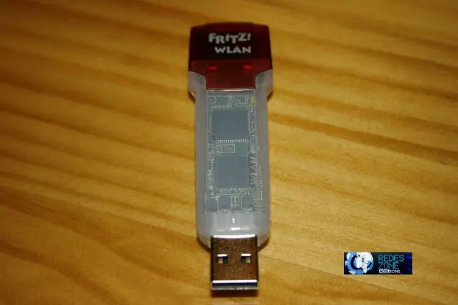 Framan af Fritz!WLAN Stick USB N Wi-Fi millistykkinu