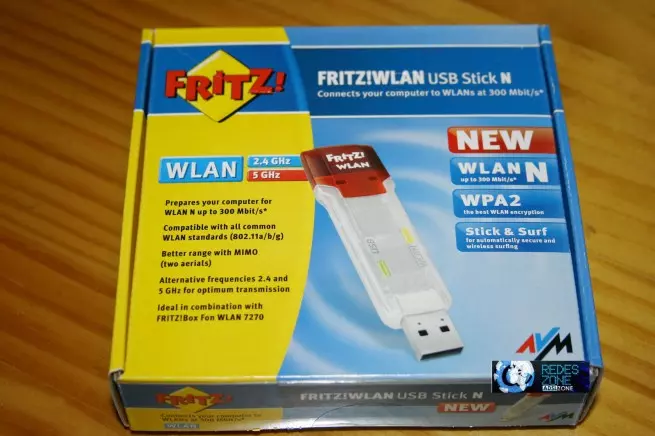 Fronta vido de la Fritz!WLAN Stick USB N-skatolo