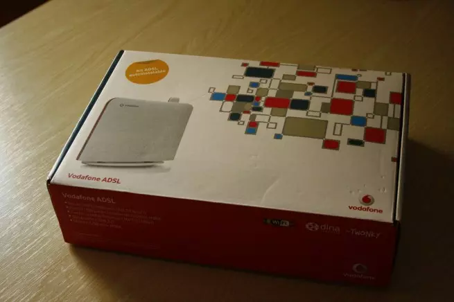 Pogled sprijeda na kutiju Huawei HG556a