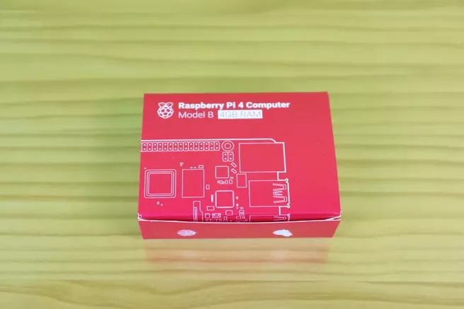 Ichkarida Raspberry Pi 4 o'rnatilgan quti