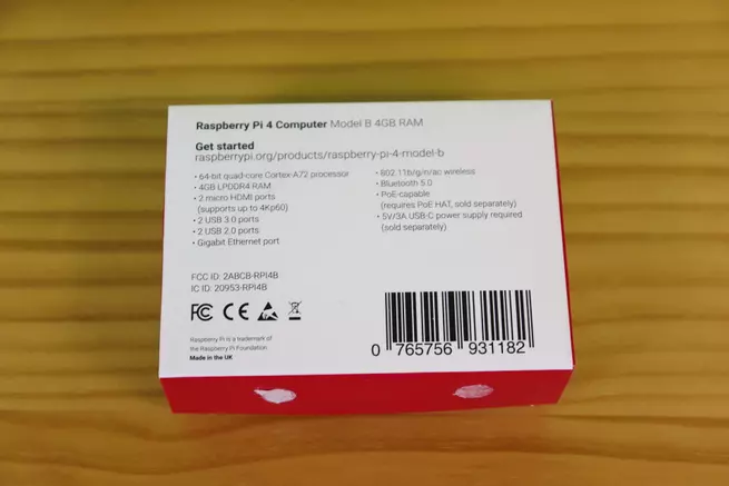 Задняя частка корпуса Raspberry Pi 4 з асноўнымі тэхнічнымі характарыстыкамі