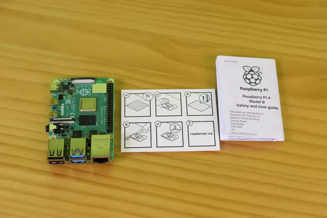 ເນື້ອໃນຂອງກ່ອງ Raspberry Pi 4 ໃນລາຍລະອຽດ