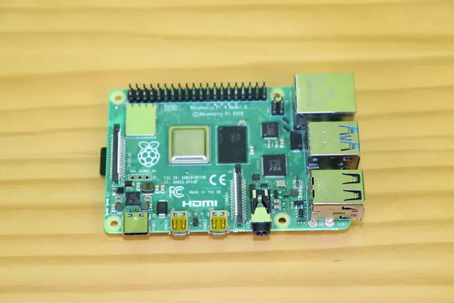 Raspberry Pi 4 board med alle komponenter