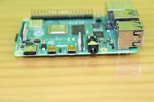 USB görnüşli C güýç porty, 2 mikro HDMI we Raspberry Pi 4-iň 3,5 mm jak