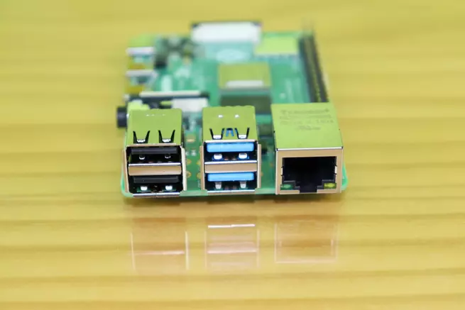 USB 2.0 portlari, yuqori samarali USB 3.0 portlari va Raspberry Pi 4-dagi Gigabit Ethernet porti