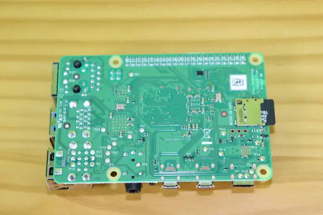 Agterkant van die bord van die Raspberry Pi 4