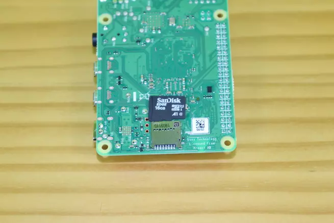 Sandisk 16GB mikro SD-kaart in die Raspberry Pi 4