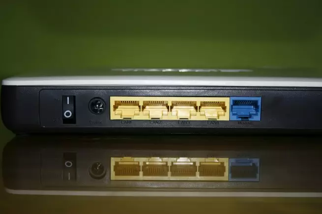 Agteraansig met alle Ethernet-verbindings van die Sitecom WLR4000