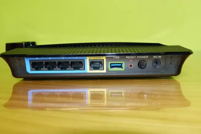 Vaaiga pito i tua o le D-Link DIR-857 router