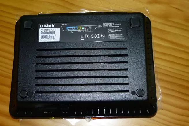 Rov qab ntawm D-Txuas DIR-857 router