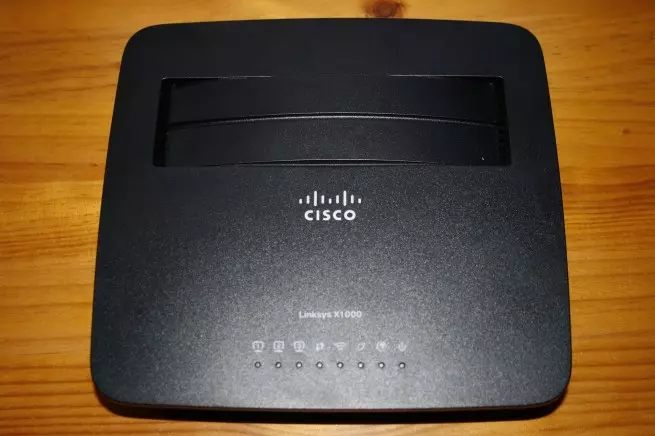 Dîtina pêşiya Cisco Linksys X1000