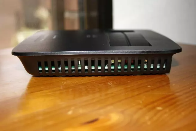 الجانب الأمامي من Cisco Linksys X1000