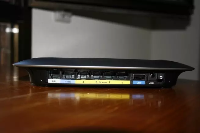 Sa likuran ng Cisco Linksys X3000 kasama ang mga port nito