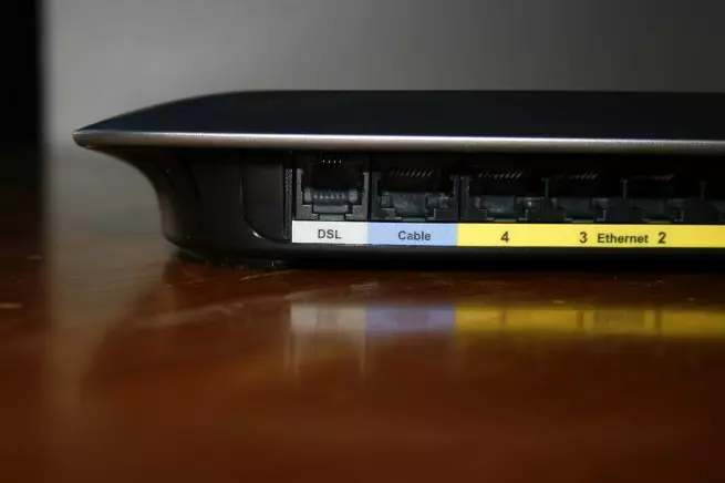 Bagian belakang, detail area kiri dari Cisco Linksys X3000