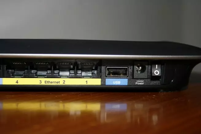 A Cisco Linksys X3000 hátsó, jobb oldali részlete