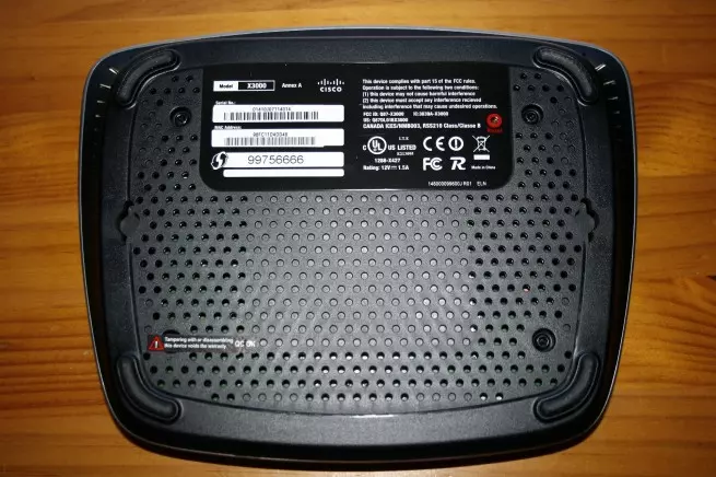 Дното на Cisco Linksys X3000