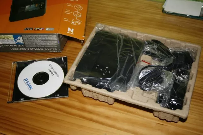 I-D-Link DIR-685 Box Contents