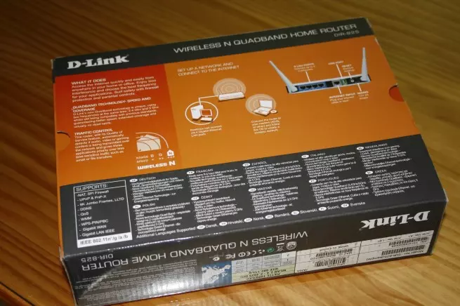 Rear view ng D-Link DIR-825 box