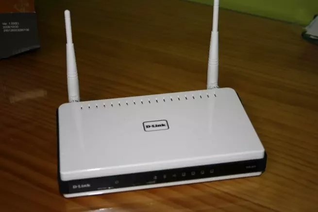 D-Link DIR-825 හි ඉහළ දසුන