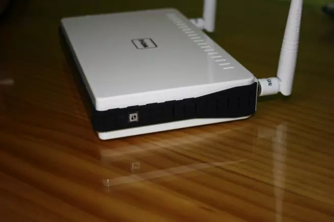 D-Link DIR-825 router හි දකුණු පැත්තේ දර්ශනය