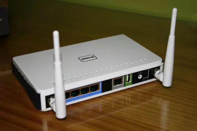 Hënneschter Säit Vue vum D-Link DIR-825 Router