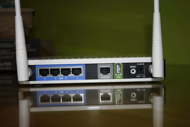 Hënneschter Säit Vue vum D-Link DIR-825 Router