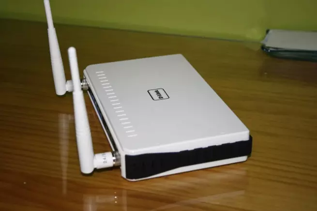 D-Link DIR-825 router හි වම් පැත්තේ දර්ශනය