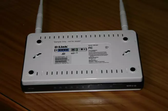 Rear view ng D-Link DIR-825 router