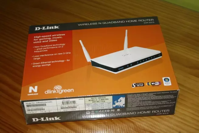 D-Link DIR-825 පෙට්ටියේ ඉදිරිපස පෙනුම