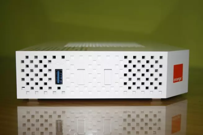 Yeni Livebox-un sol tərəfdən görünüşü