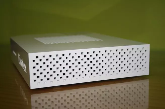 Yeni Livebox-un sağ tərəfdən görünüşü