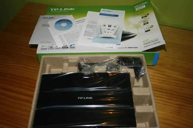 Inne i TP-Link TL-WDR4300-dekselet